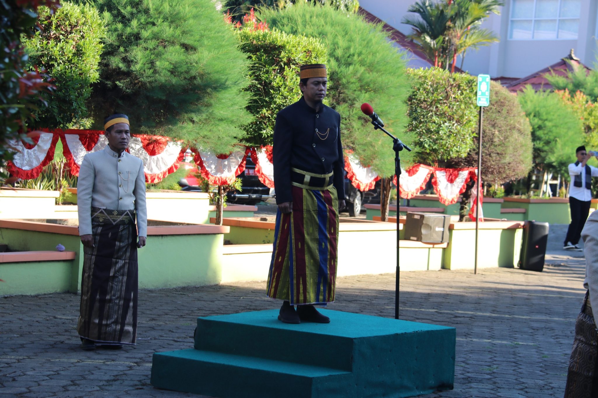 Upacara Peringatan HUT RI 79 Dengan Busana Adat Daerah - Balai ...